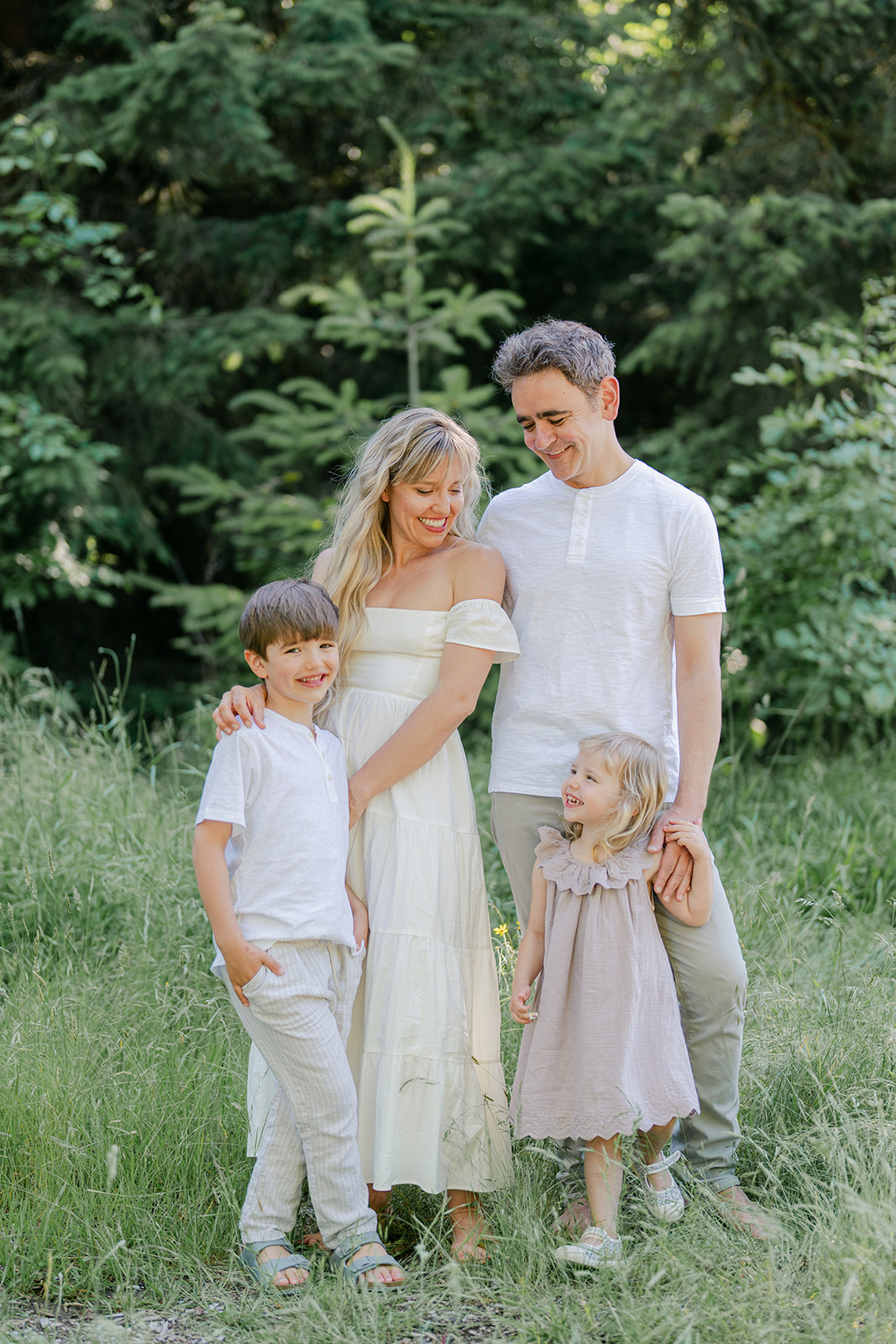 5 Must-Have Poses To Thrill Clients In Their Family Photos